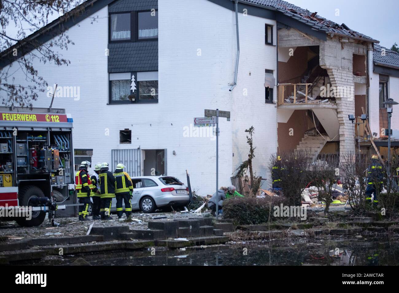 Lienen, Germany. 08th Feb, 2020. A vehicle of the fire brigade and ...