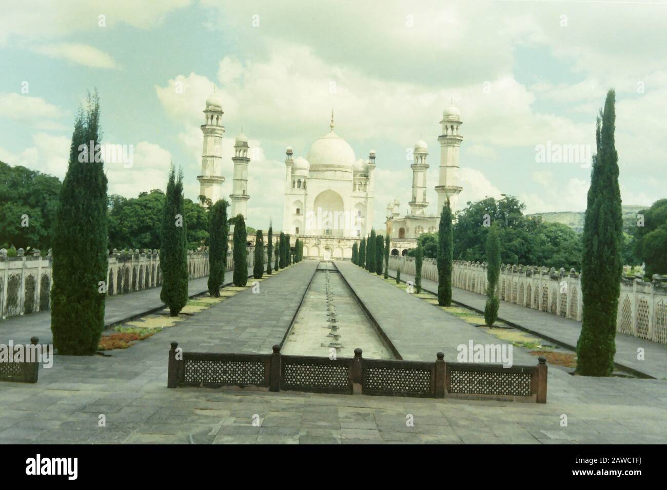 1990 taj mahal front view hi-res stock photography and images - Alamy