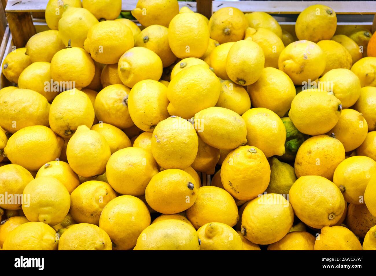 Pile of lemons for sale at a market Stock Photo - Alamy