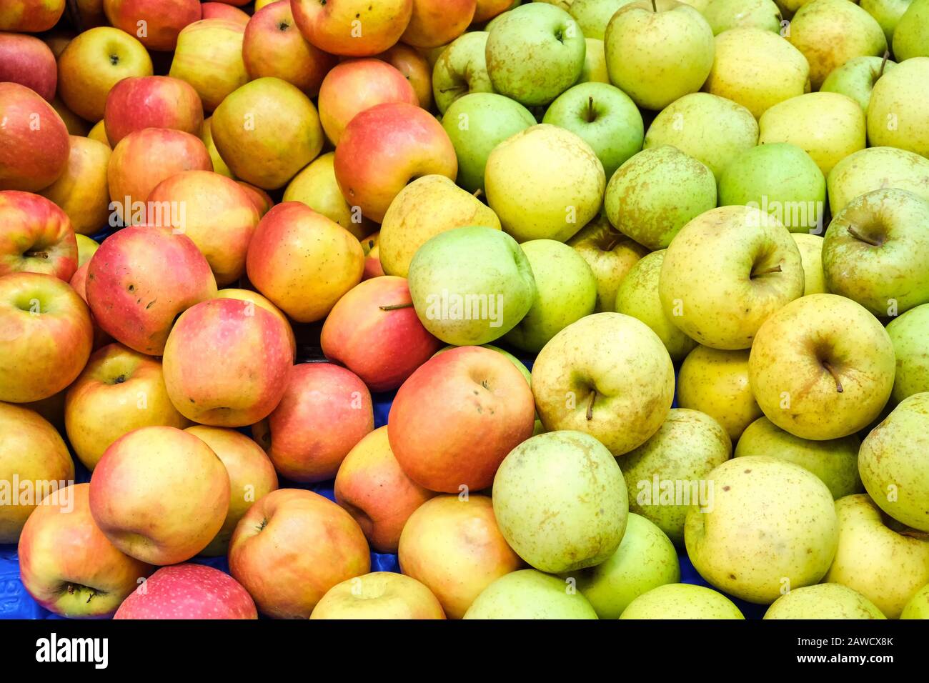 Apples for sale at a market Stock Photo - Alamy