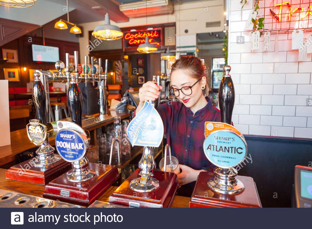 Barmaid Pulling A Pint High Resolution Stock Photography and Images - Alamy