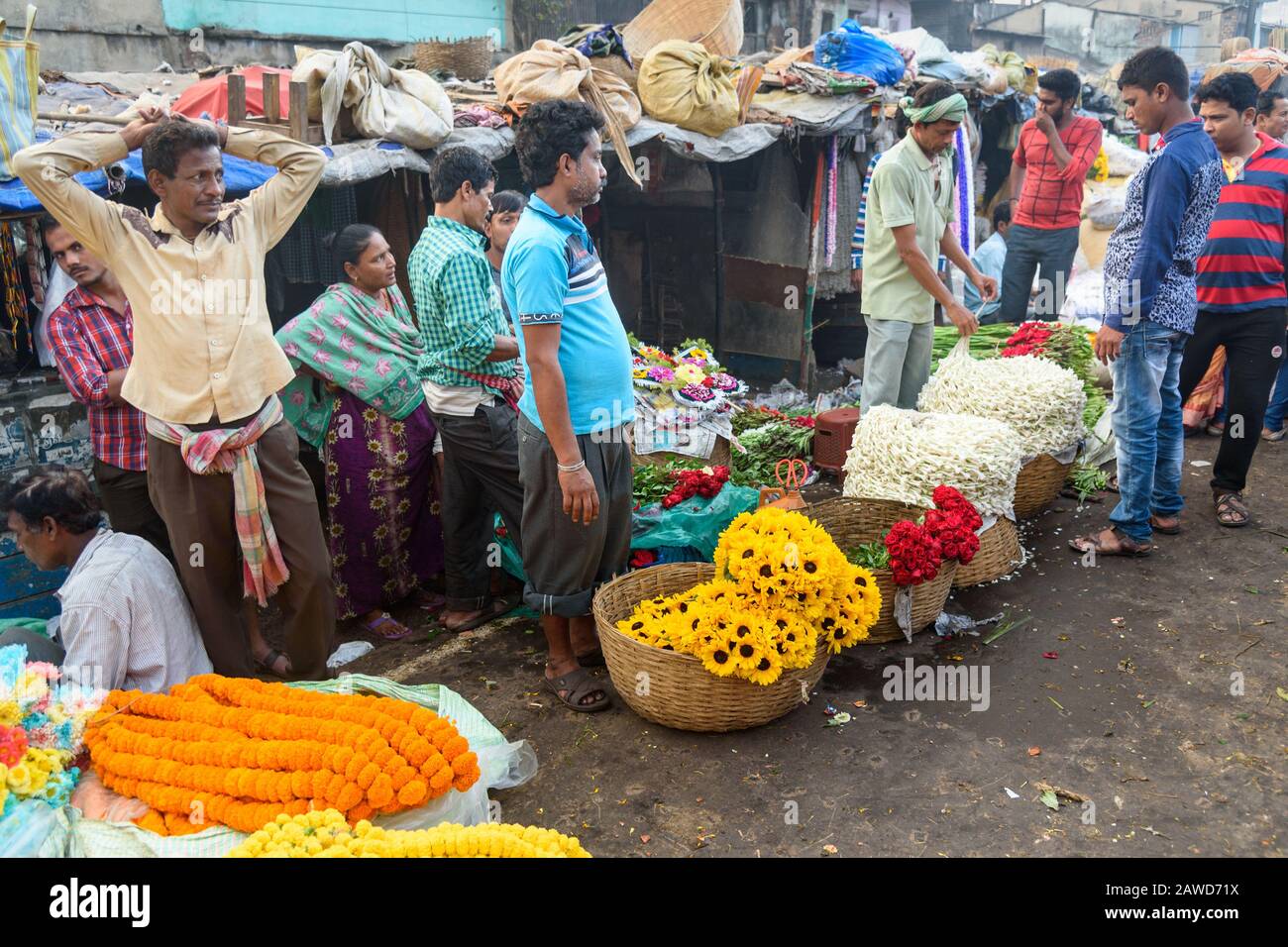 Indian traders on Flower market at Mallick Ghat in morning. Kolkata ...
