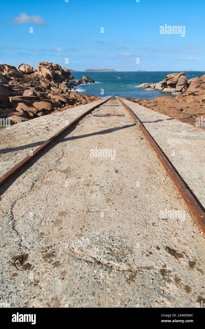 Railroad tracks leading to the ocean Stock Photo - Alamy