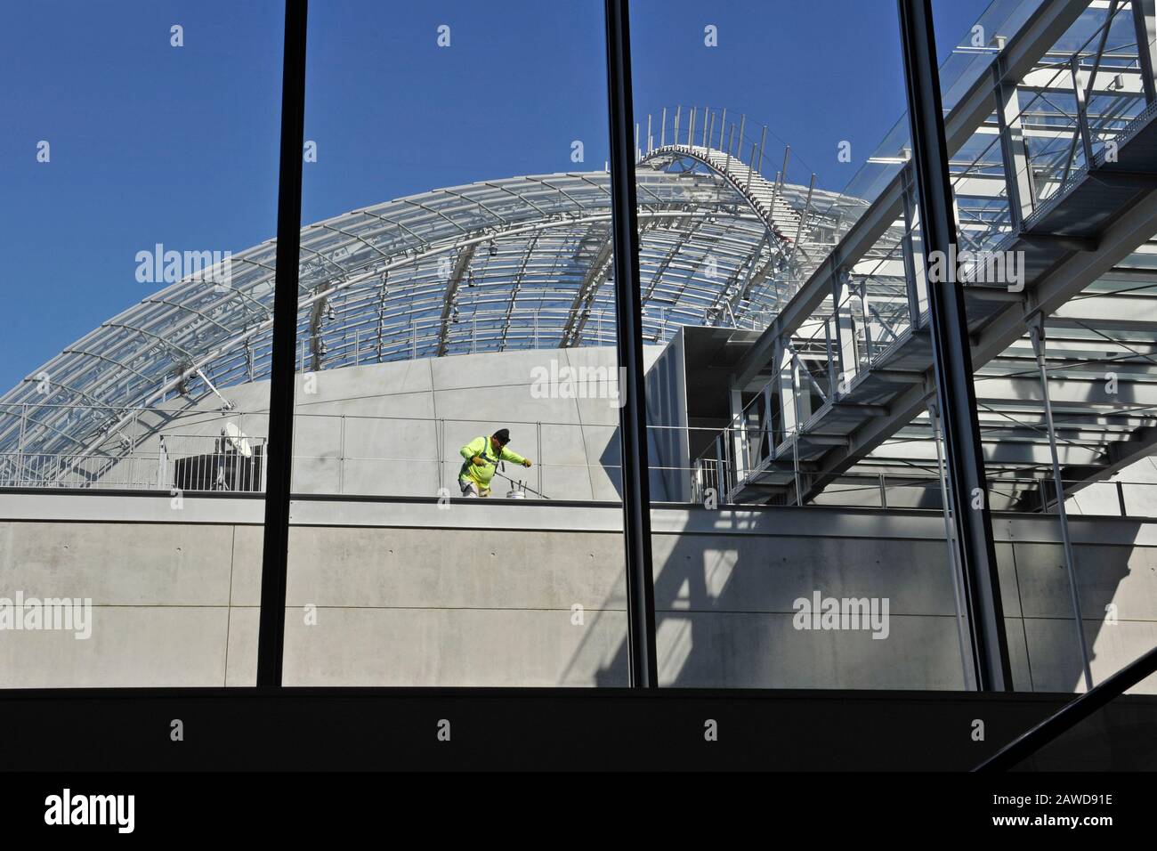 Los Angeles, CA, USA. 08th Feb 2020. Worker on the Sphere Building at ...