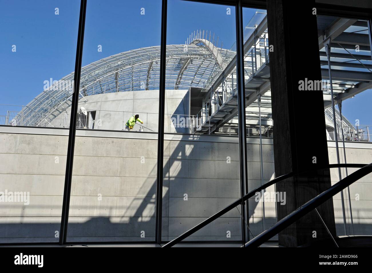 Los Angeles, CA, USA. 08th Feb 2020. Worker on the Sphere Building at ...