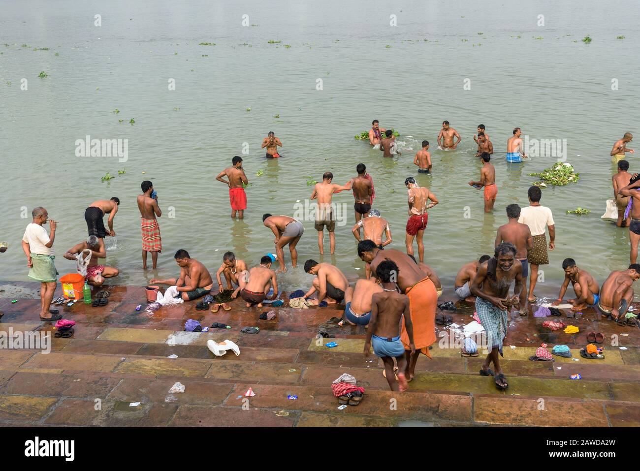 Indian people bathing in river Hooghly or Ganga in morning. Kolkata ...