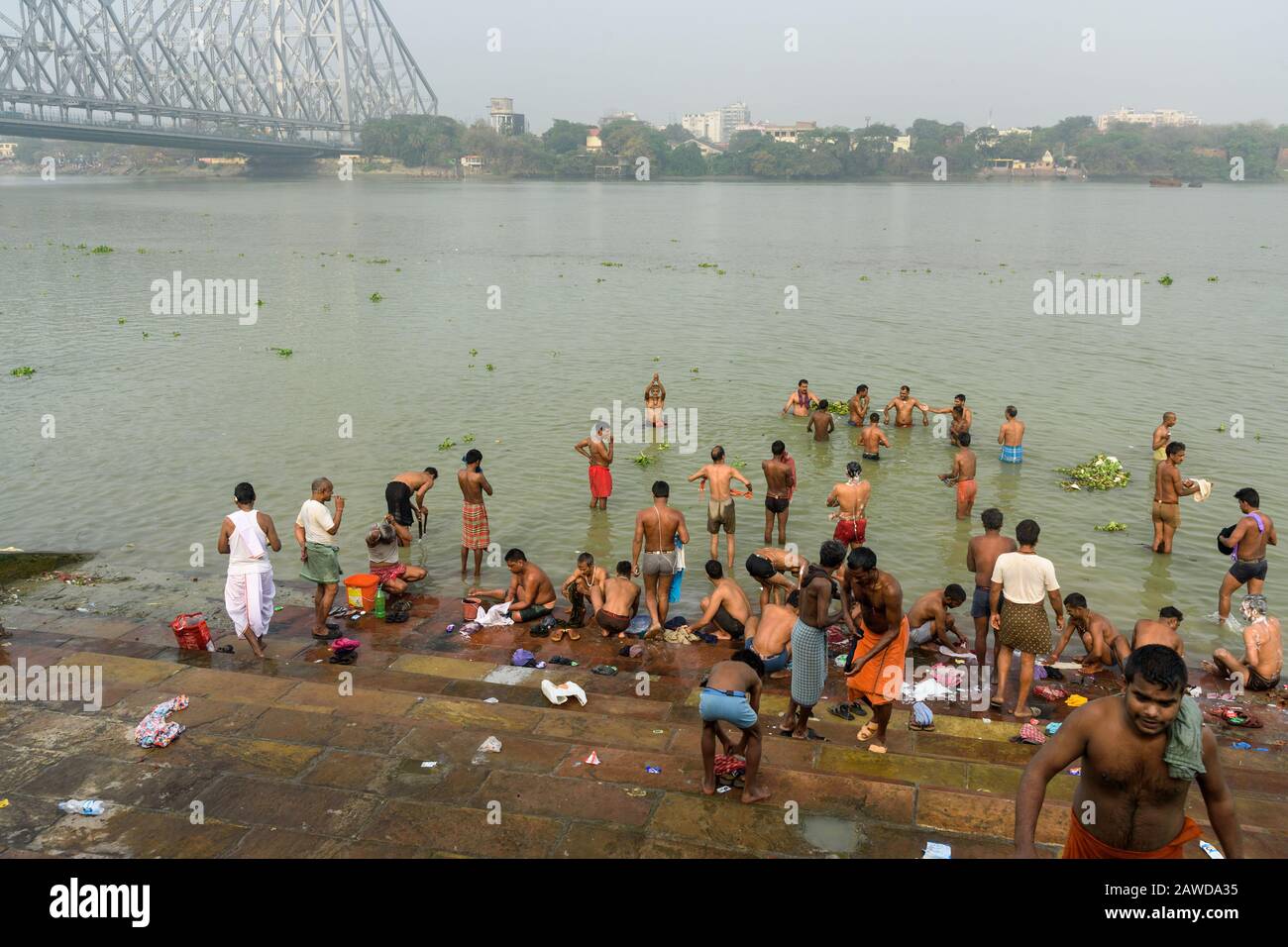 Indian people bathing in river Hooghly or Ganga in morning. Kolkata ...