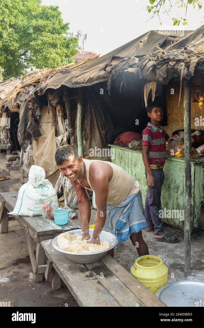 Indian man cooking roti in india hi-res stock photography and images ...