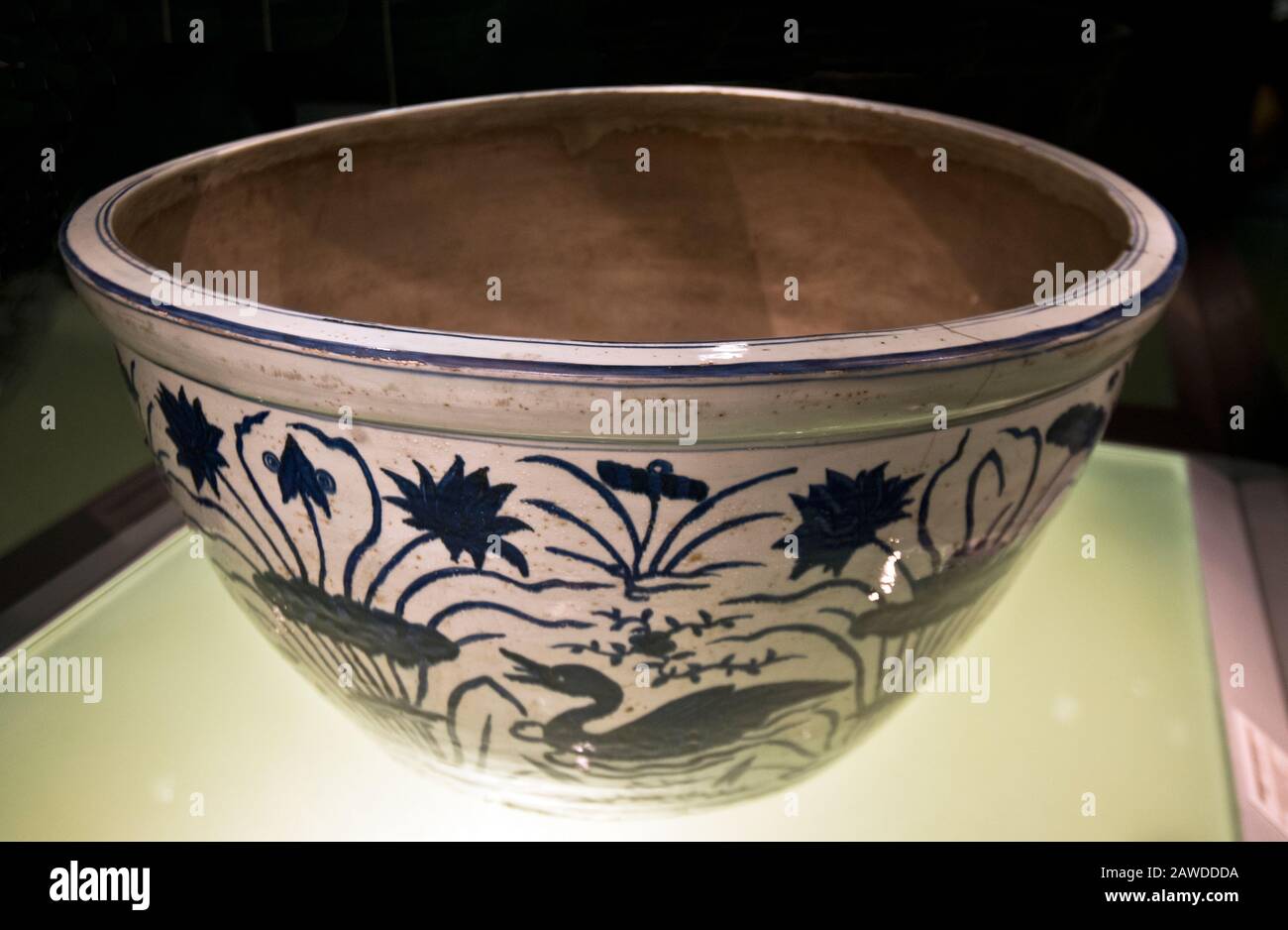 Blue chinese pottery in museum hi-res stock photography and images - Alamy