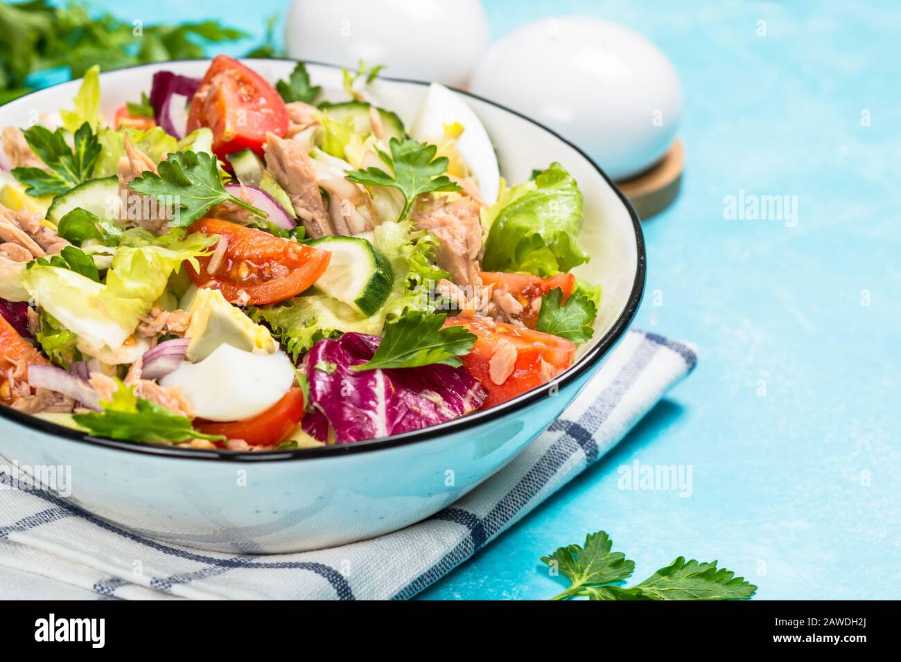 Tuna salad with green leaves, eggs and vegetables Stock Photo - Alamy