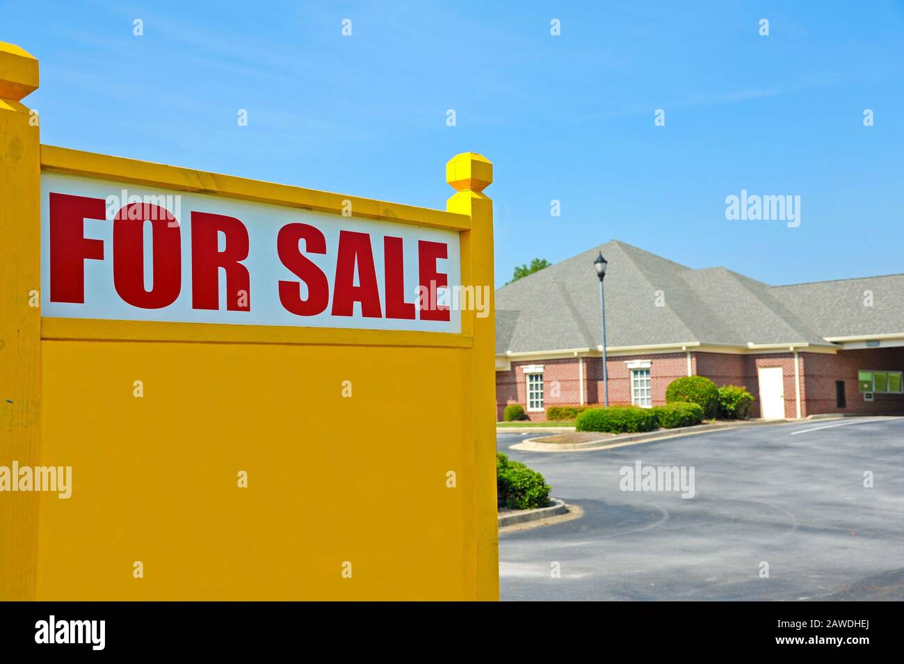 Empty New Bank Building for Sale after Closure Stock Photo - Alamy