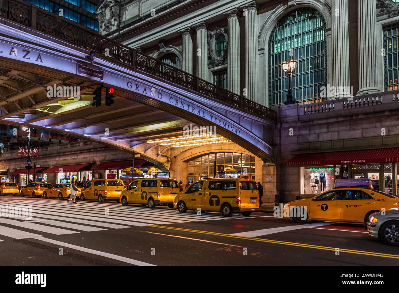 Classic NYC Taxi Line Up, Grand Central Stock Photo - Alamy