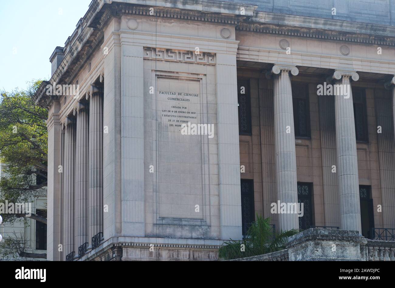 Main entrance to the central campus of the University of Havana ...