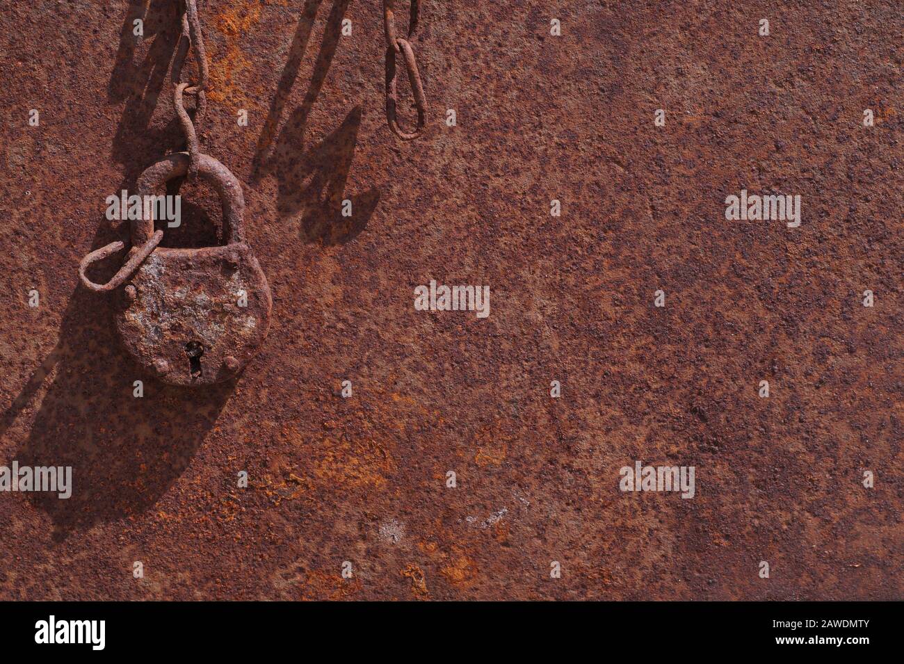 Sheet, padlock and chain. Corrosion of metal objects Stock Photo - Alamy