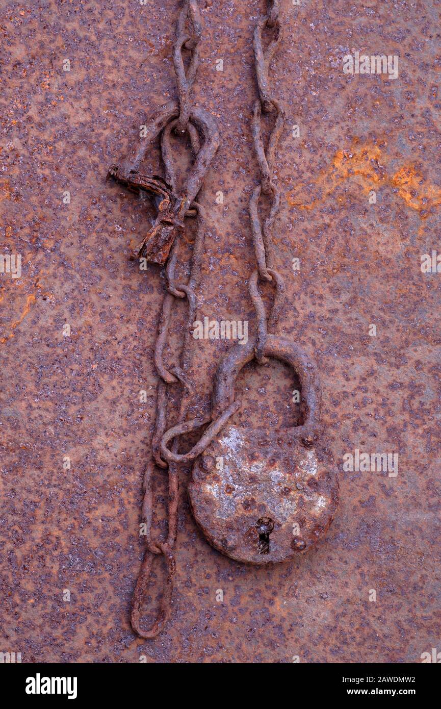 Sheet, padlock and chain. Corrosion of metal objects Stock Photo - Alamy