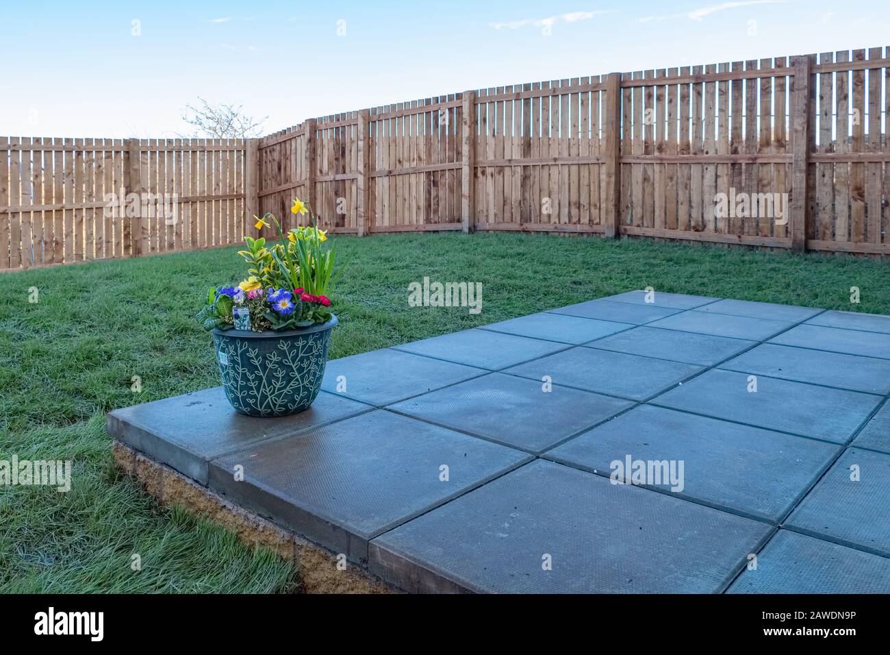 Contemporary wood garden fencing hi-res stock photography and images ...