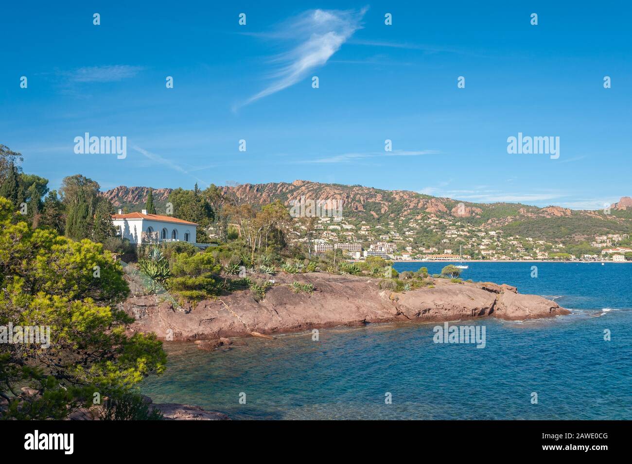 Coastal landscape with the mountains Massif de l'Esterel, Agay, Var ...