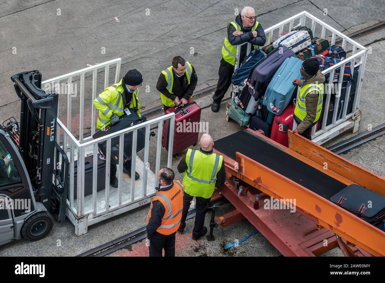Loading cruise ship luggage hi-res stock photography and images - Alamy
