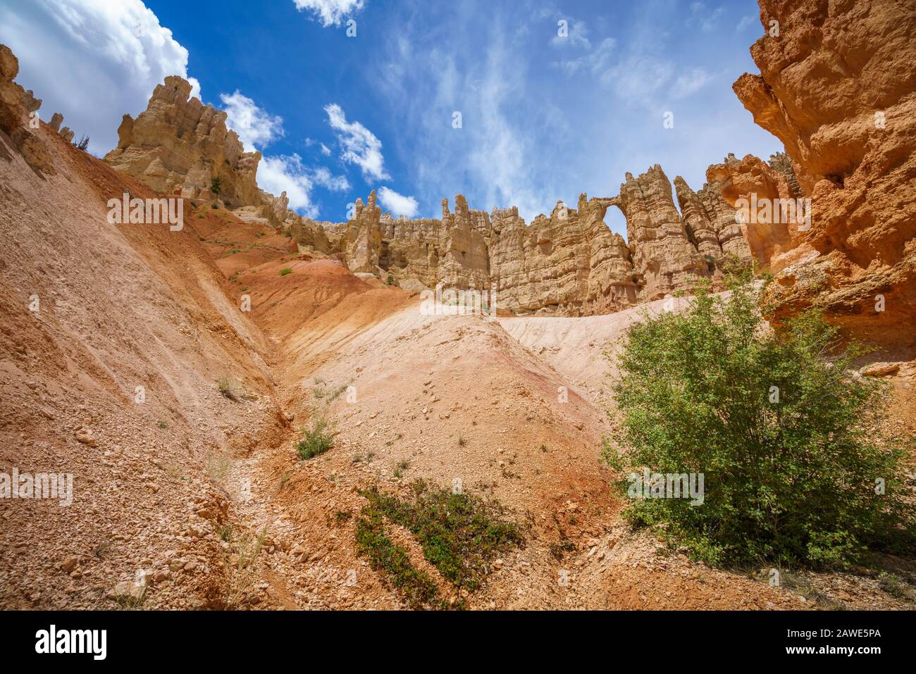 hiking the peek-a-boo loop in the bryce canyon national park in utah in ...