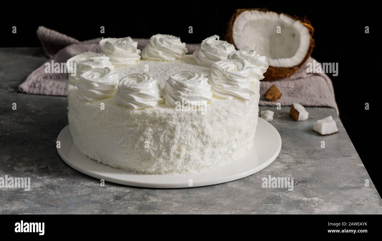 Pastel de coco hi-res stock photography and images - Alamy