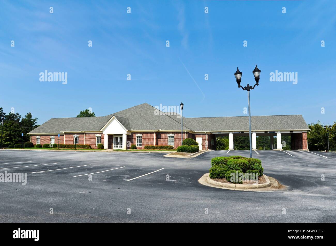 Empty New Bank Building for Sale after Closure Stock Photo - Alamy