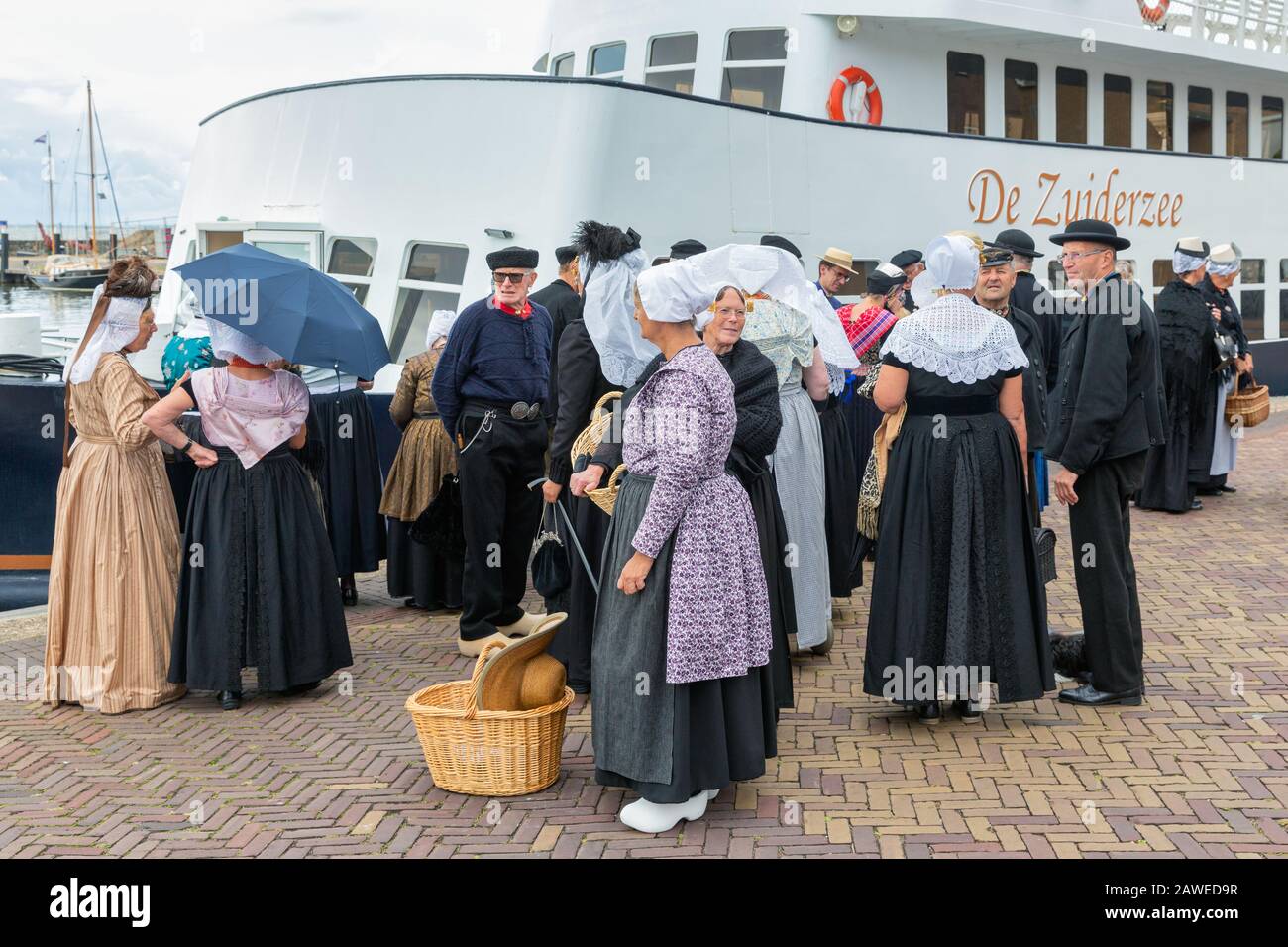 Dutch traditional costumes hi-res stock photography and images - Alamy