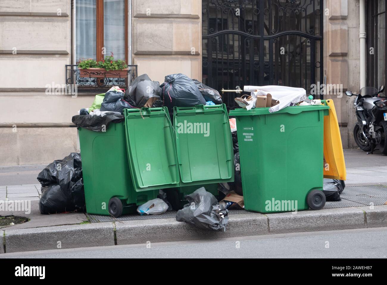 Paris, 4 February 2020. Accumulation of garbage in Paris after the ...