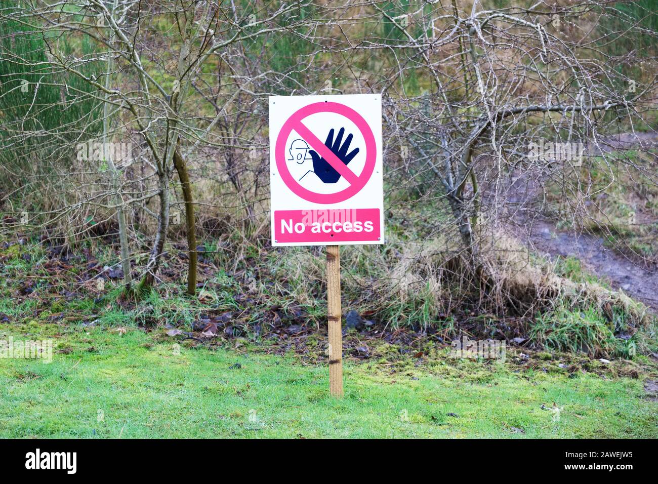 Danger no access sign in countryside for walkers and ramblers uk Stock ...