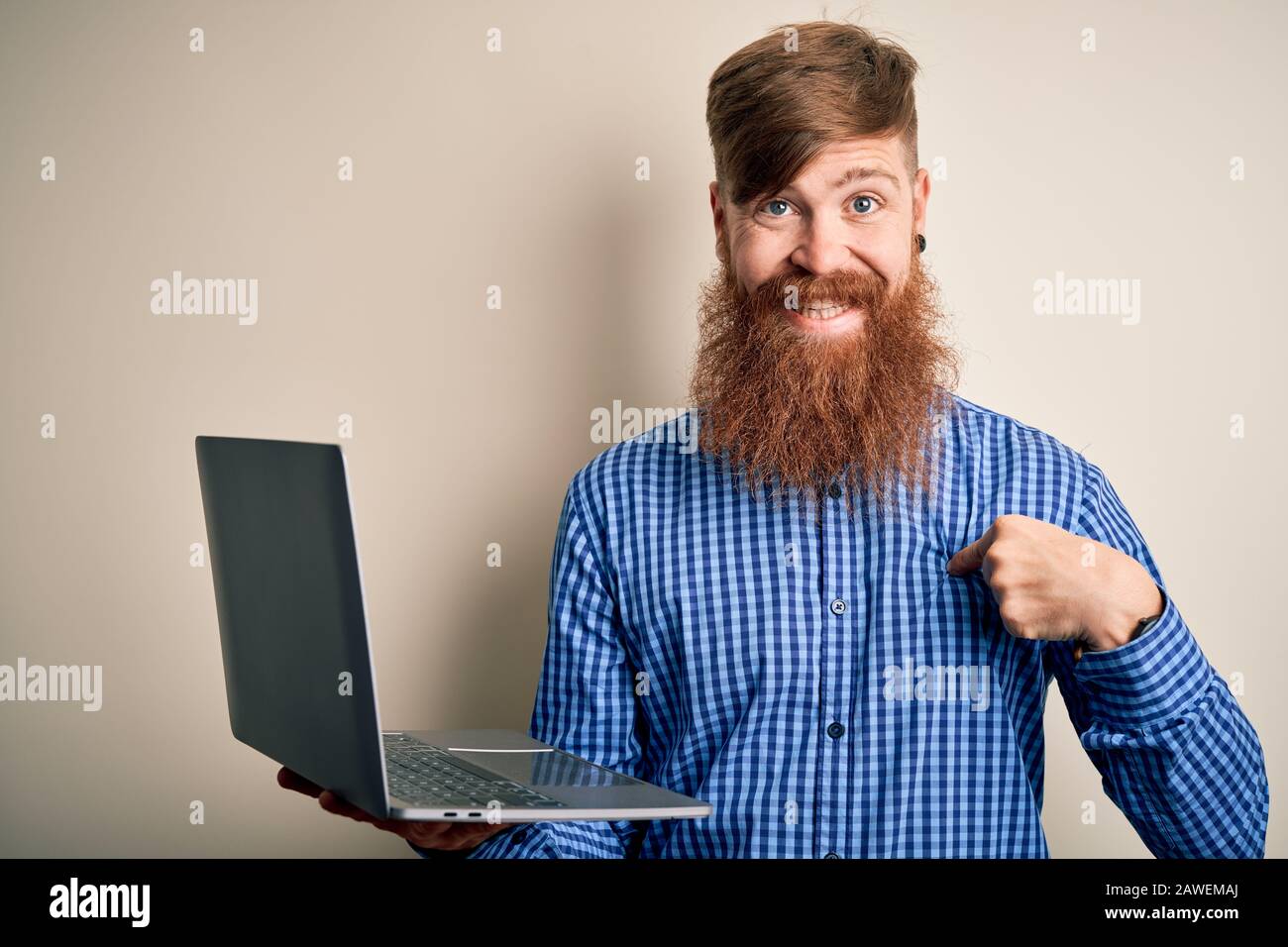 Beard redhead man laptop pointing hi-res stock photography and images ...
