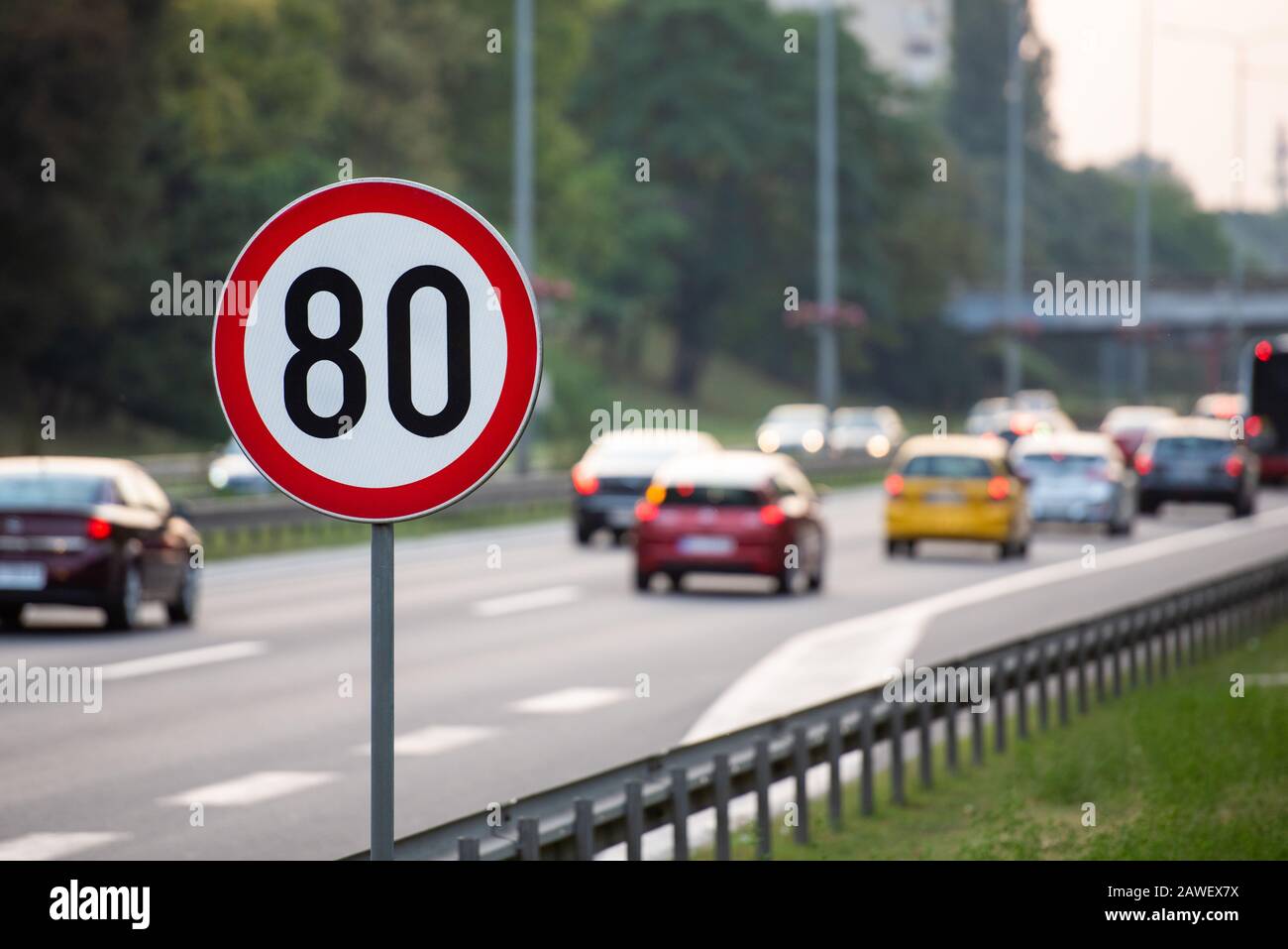 80km/h Speed limit sign a highway full of cars Stock Photo - Alamy