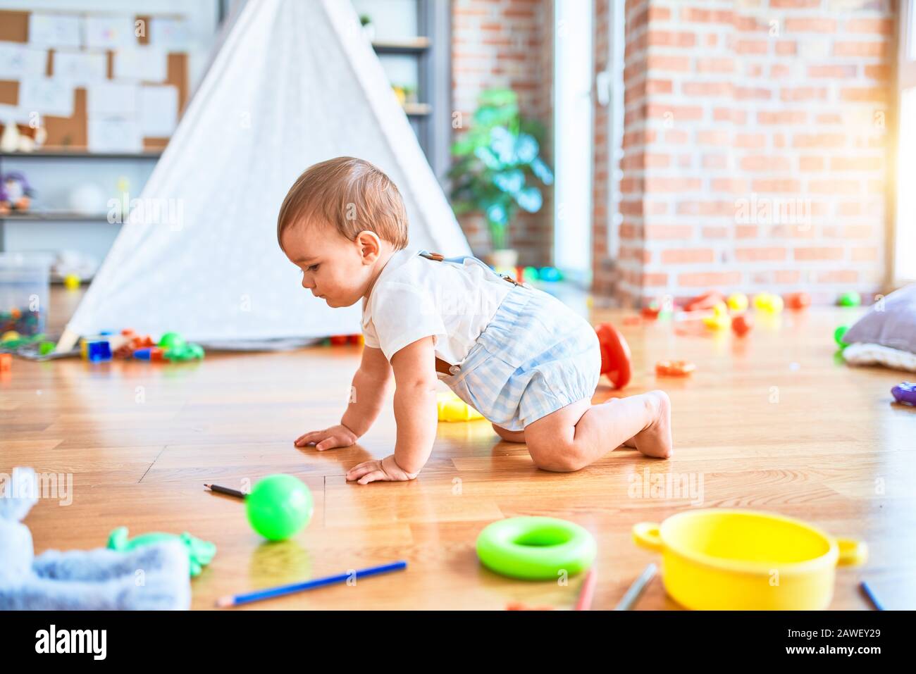 Infant crawling school hi-res stock photography and images - Alamy