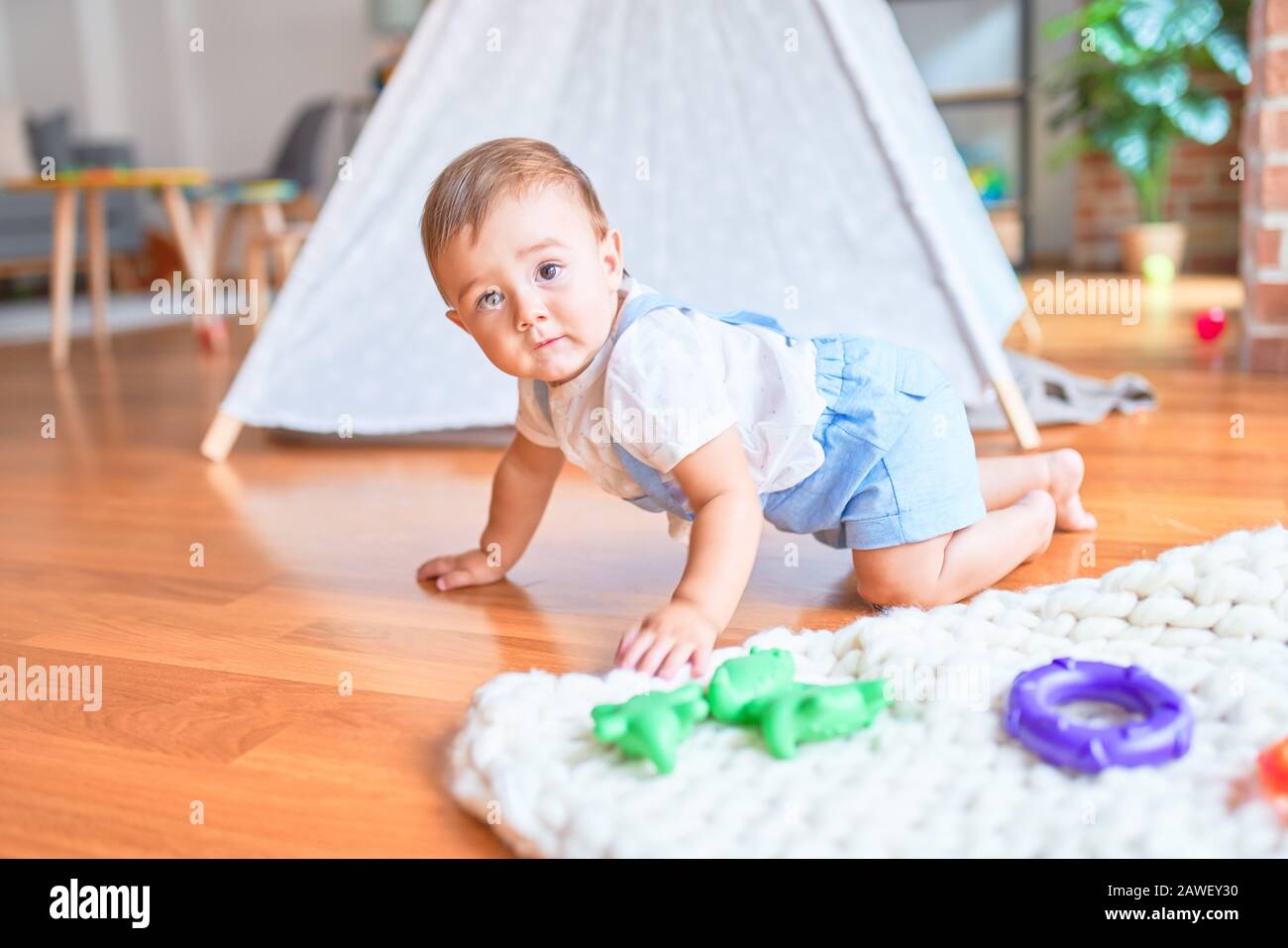 Infant crawling school hi-res stock photography and images - Alamy