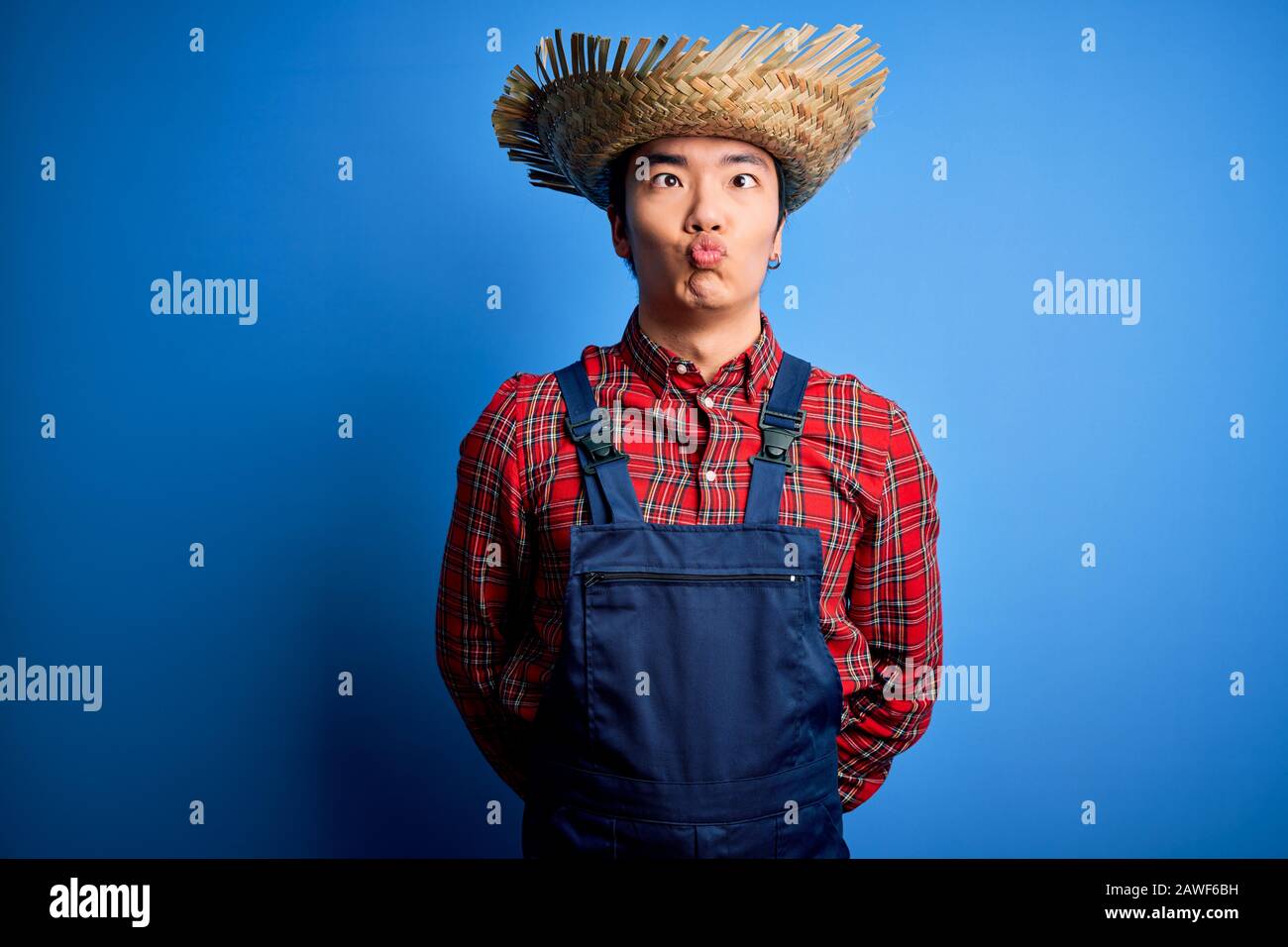 Man making asian straw hat hi-res stock photography and images - Alamy