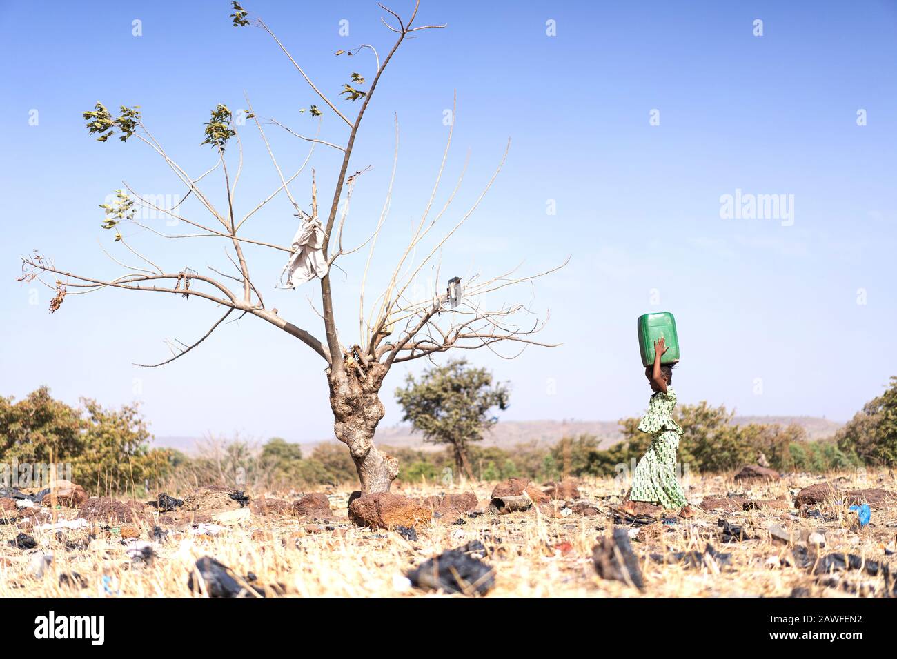 South african children carrying water hi-res stock photography and ...