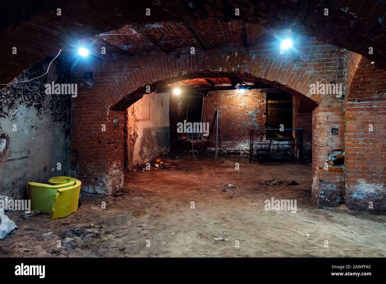 Abandoned empty old dark underground vaulted cellar Stock Photo - Alamy
