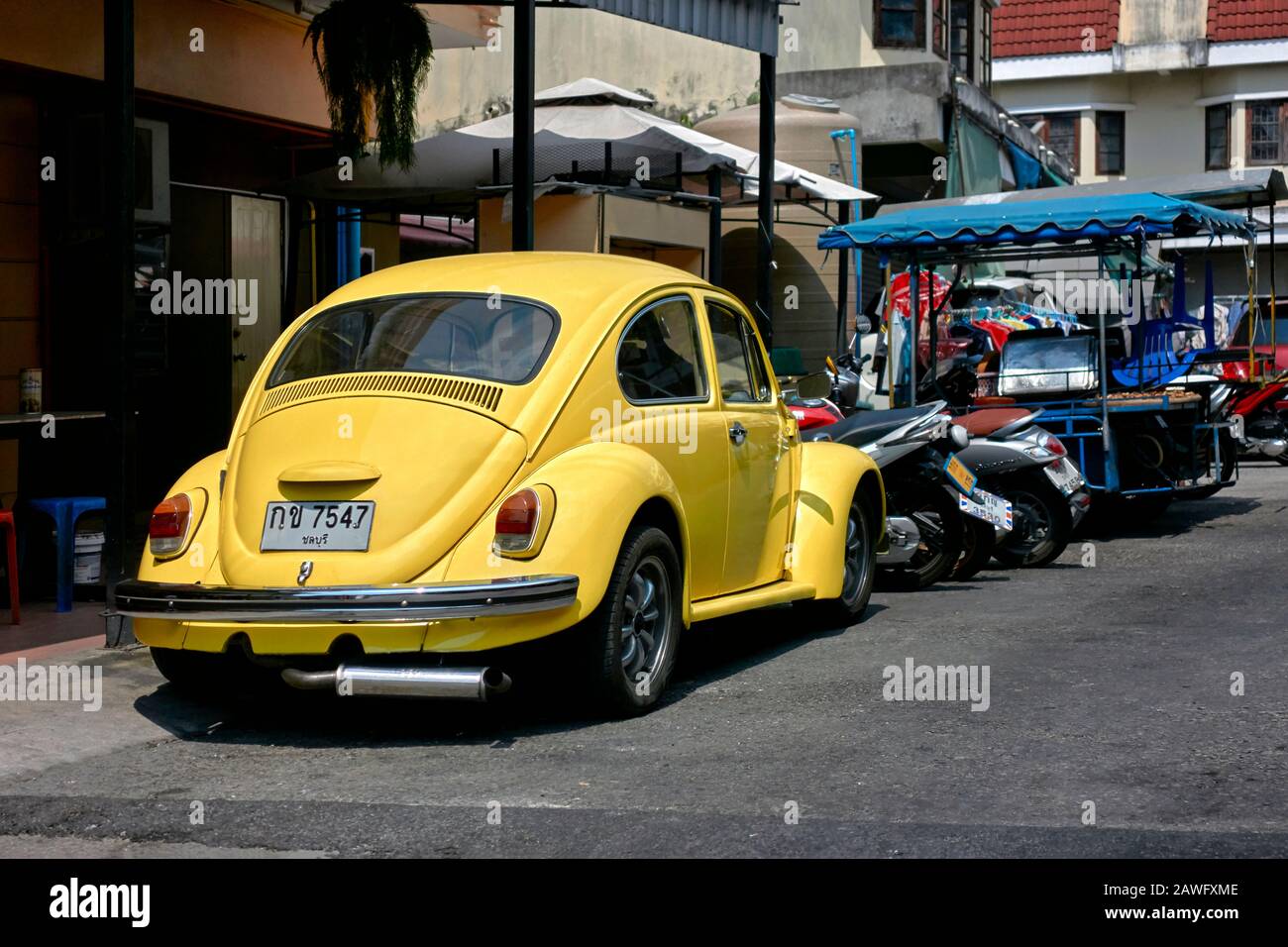 Yellow VW Beetle car Stock Photo - Alamy