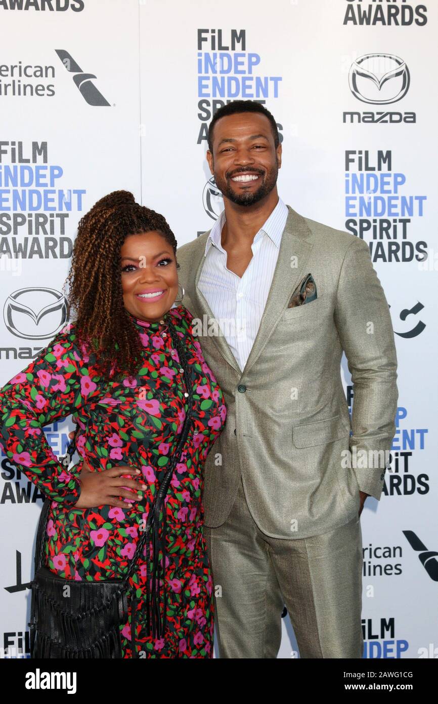 Yvette nicole brown and isaiah mustafa hi-res stock photography and ...