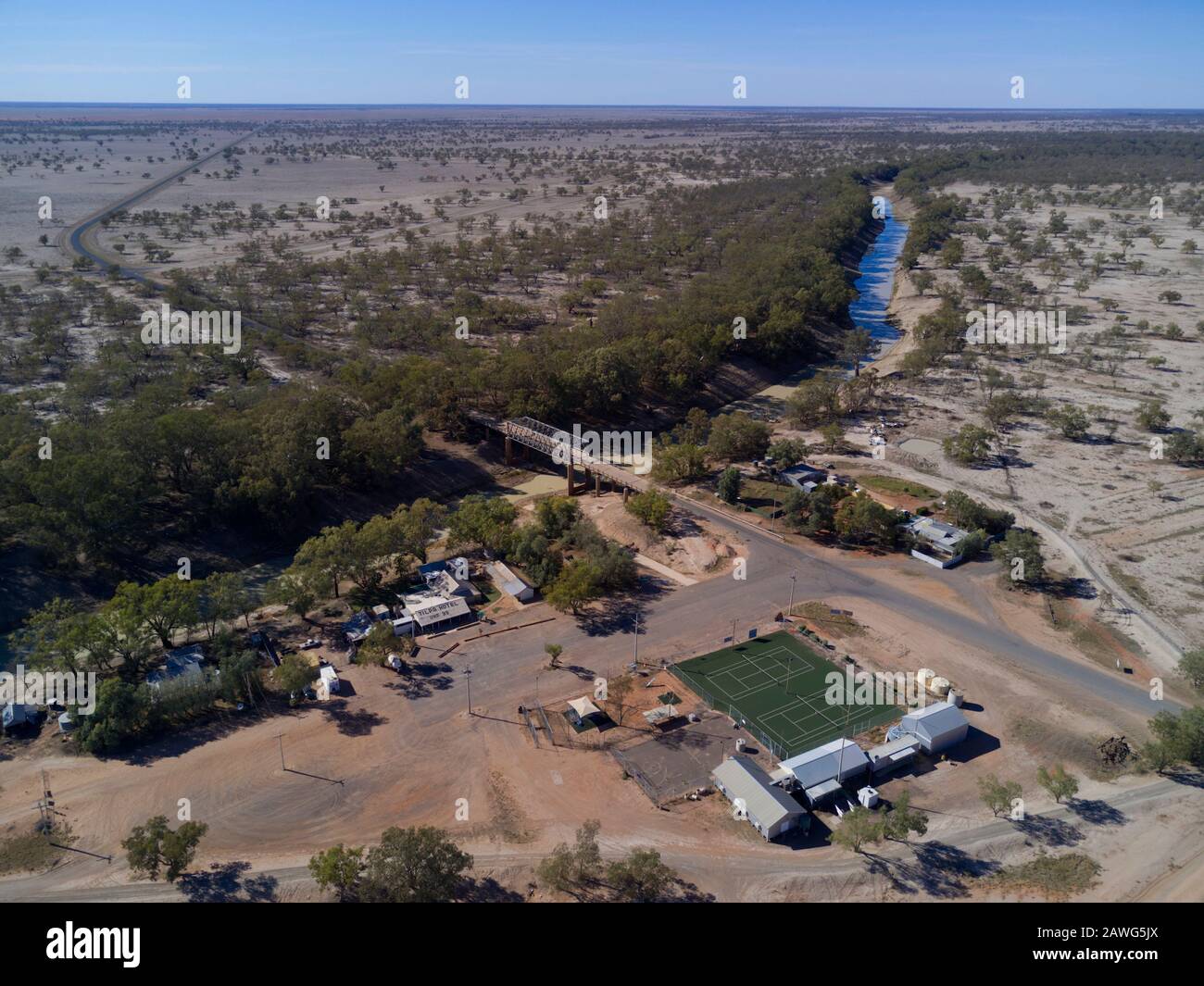 Aerial of Tilpa the village on the floodplains of the Darling River ...