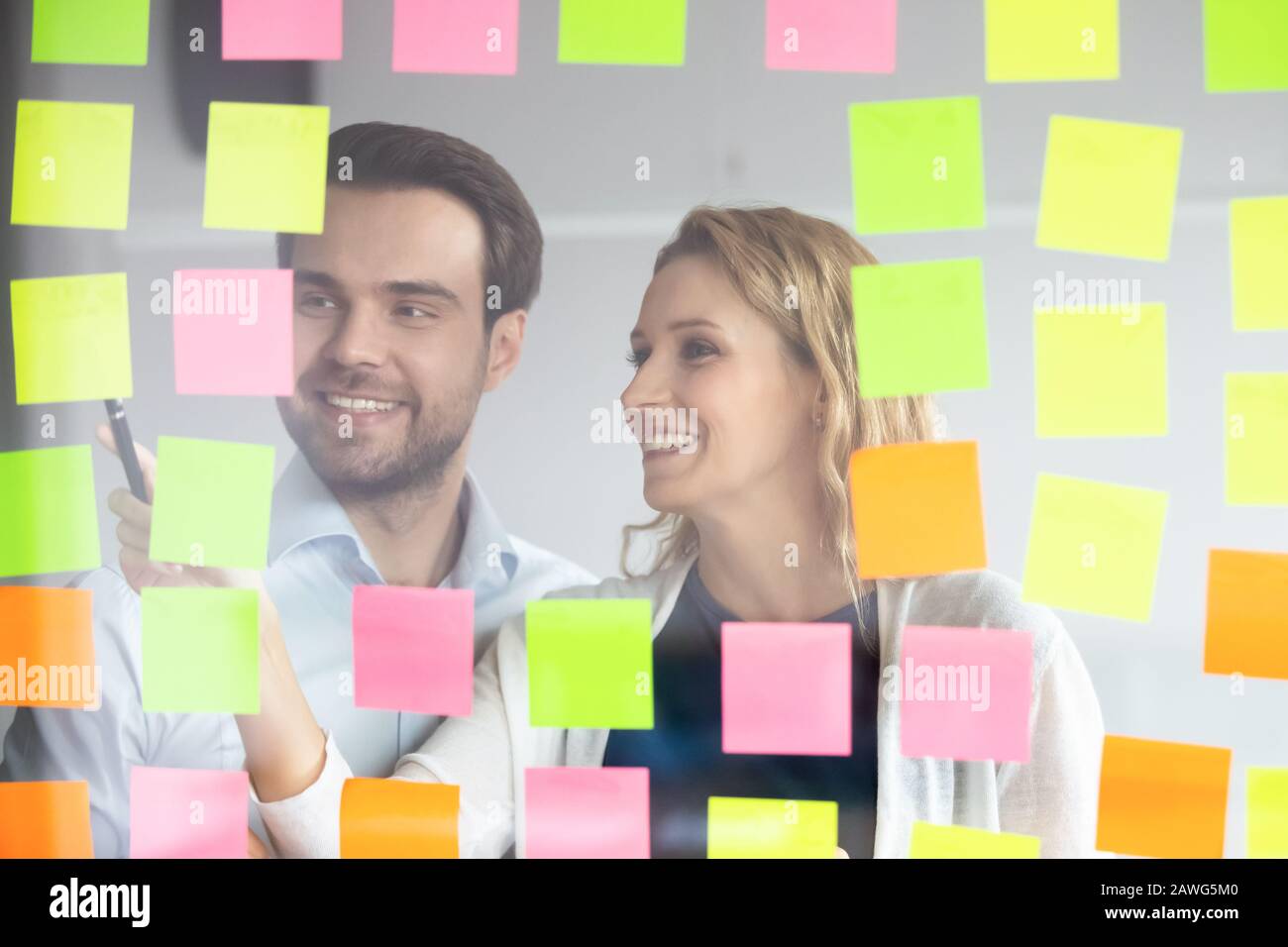 Woman writing notes on sticky paper hi-res stock photography and images ...