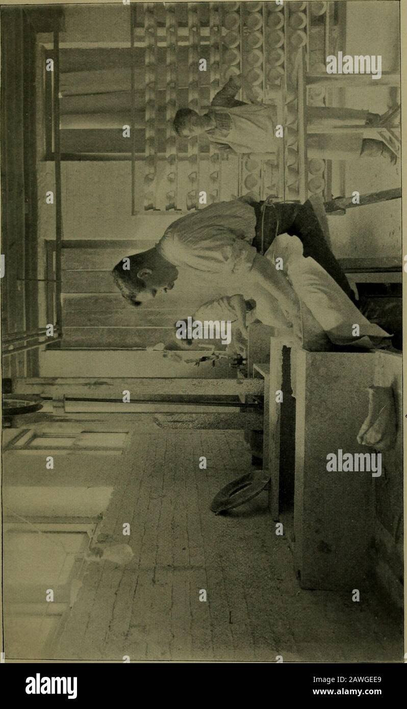 Conchoidal fracture examples hi-res stock photography and images - Alamy