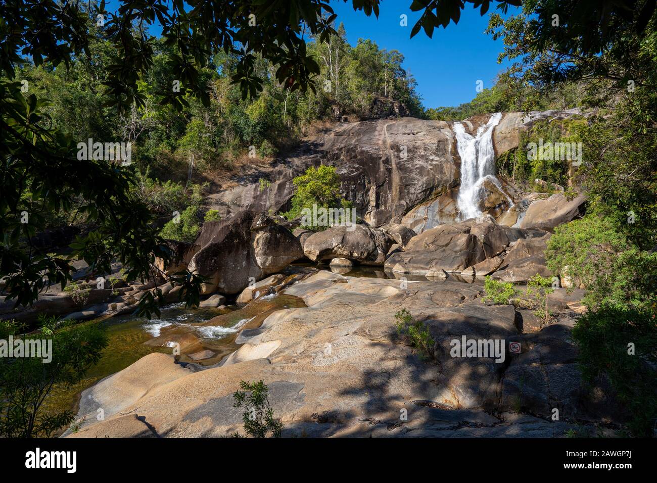 Murray Falls spilling over pink granite rock shelf. Girramay National ...