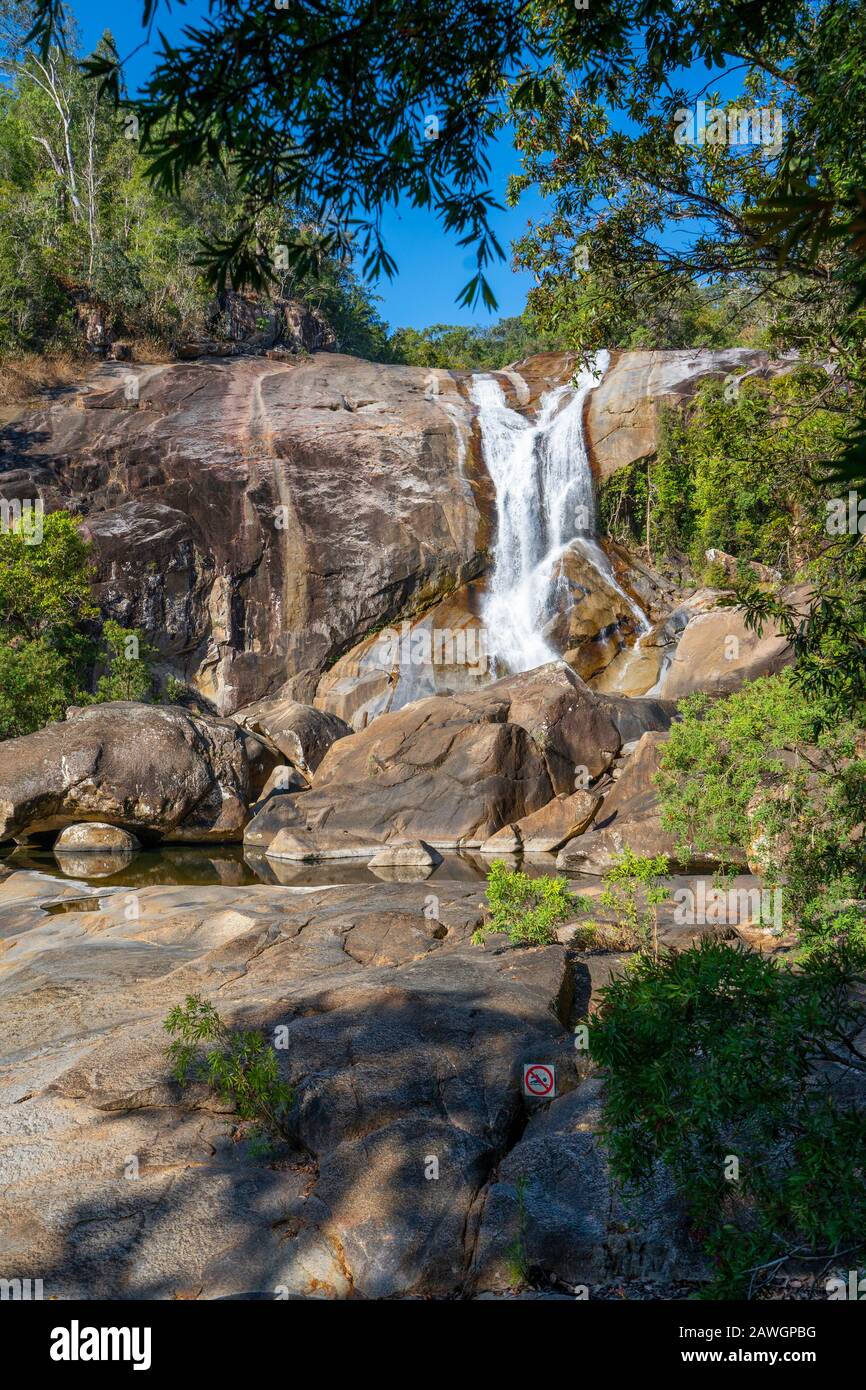 Murray Falls spilling over pink granite rock shelf. Girramay National ...