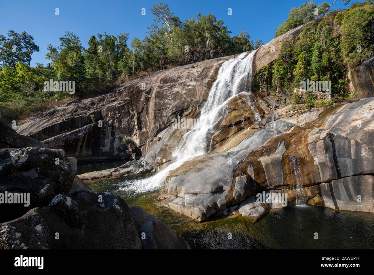 Murray Falls spilling over pink granite rock shelf. Girramay National ...