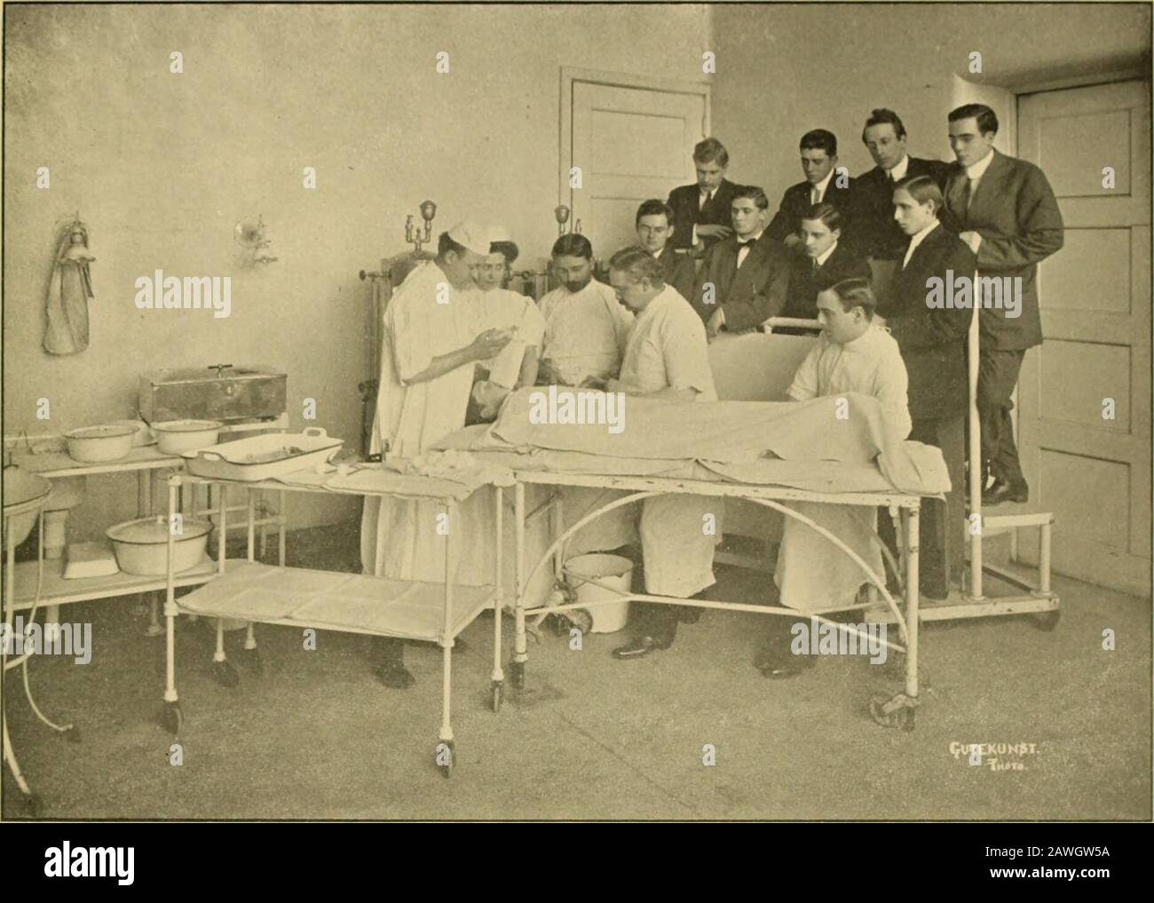 Similia : the 1910 yearbook of the Hahnemann Medical College ...
