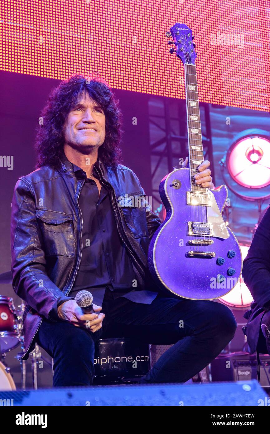 Tommy thayer hi-res stock photography and images - Alamy