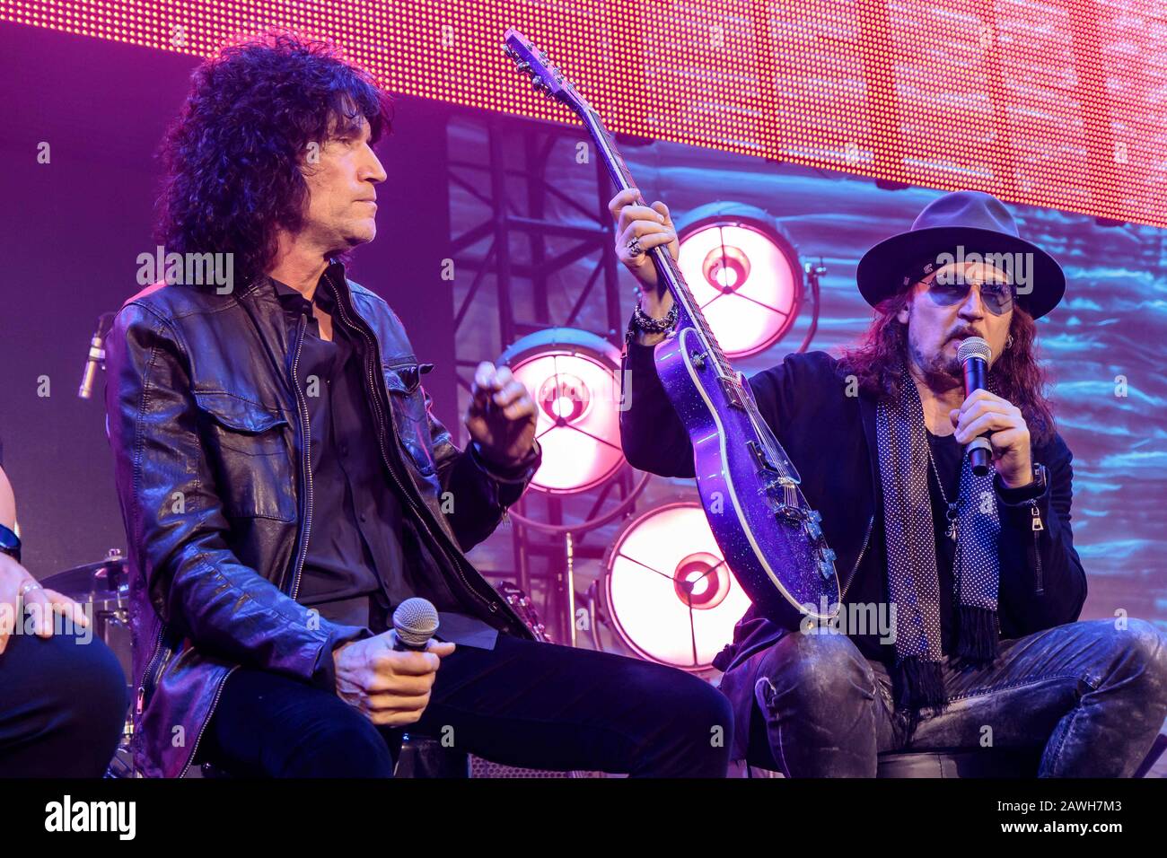 Kiss with guitars hi-res stock photography and images - Alamy