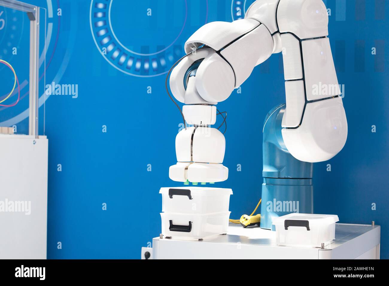 Industrial pick and place robotic arm Stock Photo - Alamy