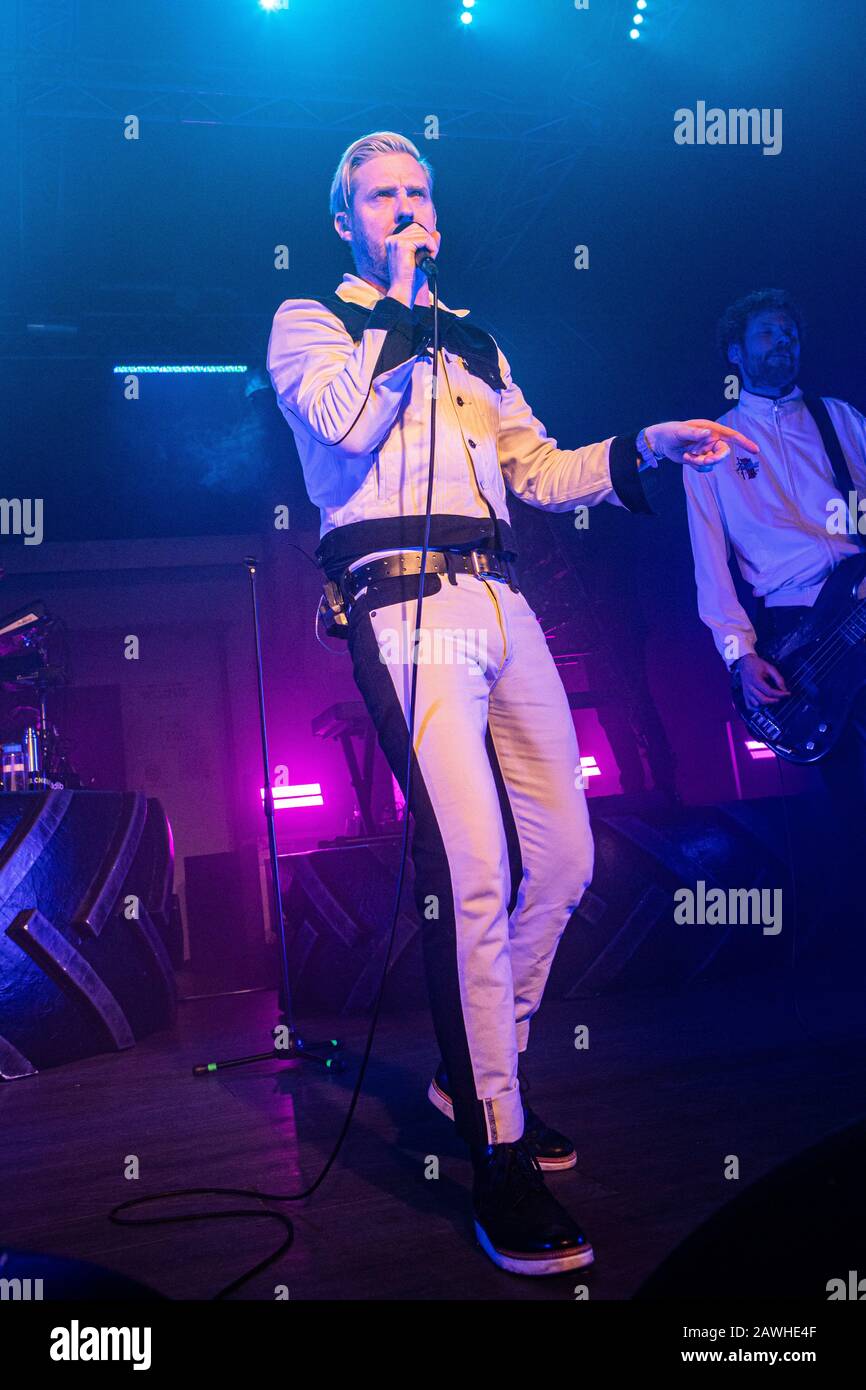 Nick baines kaiser chiefs on stage hi-res stock photography and images ...