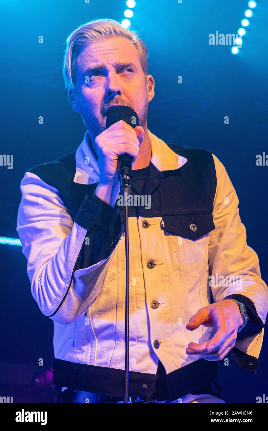 Nick baines kaiser chiefs on stage hi-res stock photography and images ...