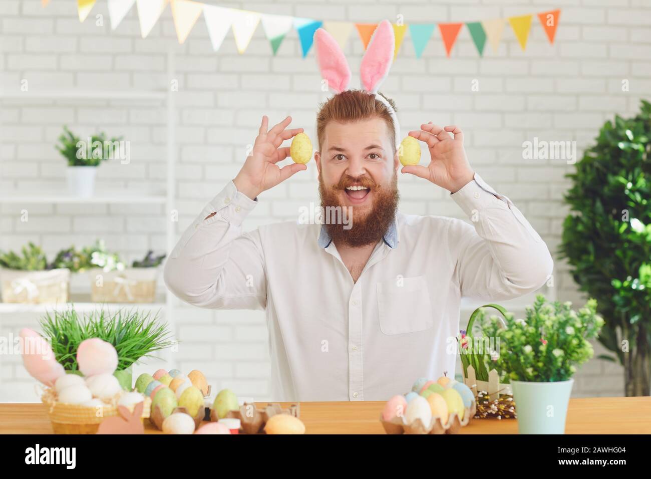 Fat man table hi-res stock photography and images - Alamy